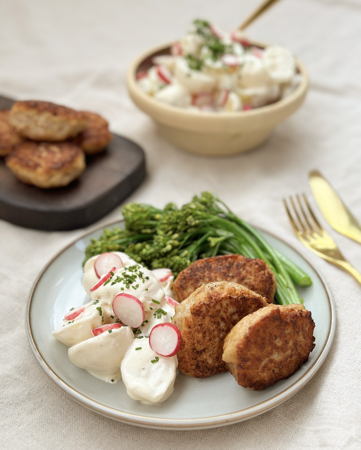 Frikadeller med hjemmelavet kartoffelsalat og bimi-broccoli – Mad med ...